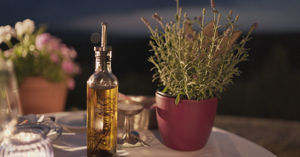 Elle vole discrètement une bouteille d’huile d’olive dans une brasserie ...