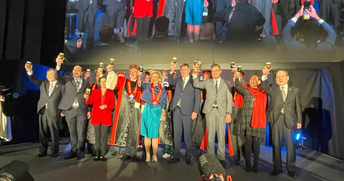 La princesse Astrid et la délégation belge lèvent leur bière aux ...