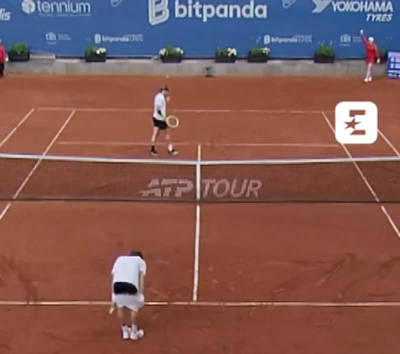 Curieuse image à Hambourg: Corentin Moutet baisse son short après un ...