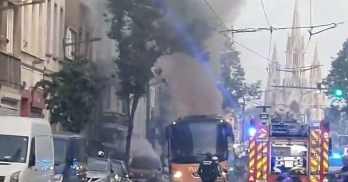 Un Flixbus prend feu en pleine rue à Bruxelles | 7sur7.be