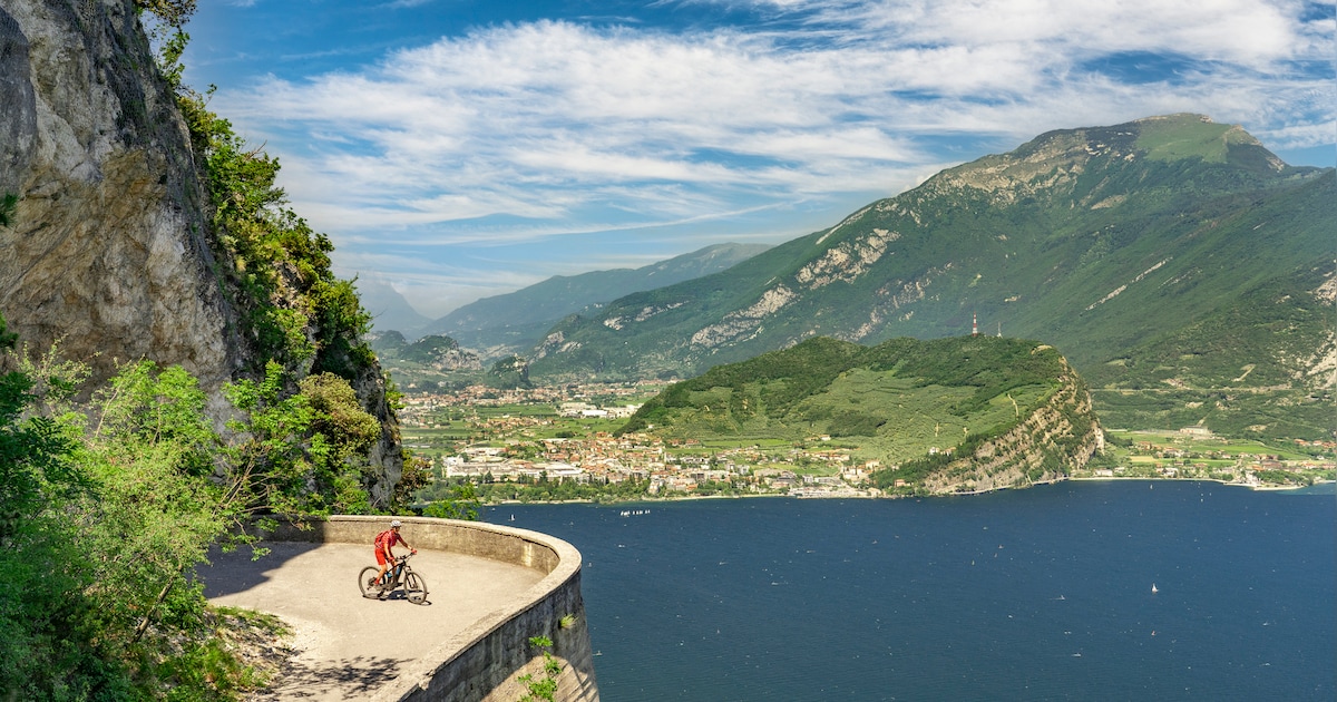 Une pause pipi finit en tragédie: un cycliste chute de 100 mètres dans ...