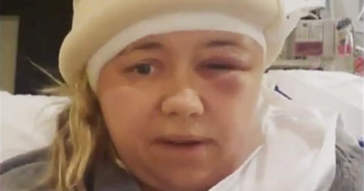 Une enseignante américaine lit un livre à ses élèves depuis son lit d ...