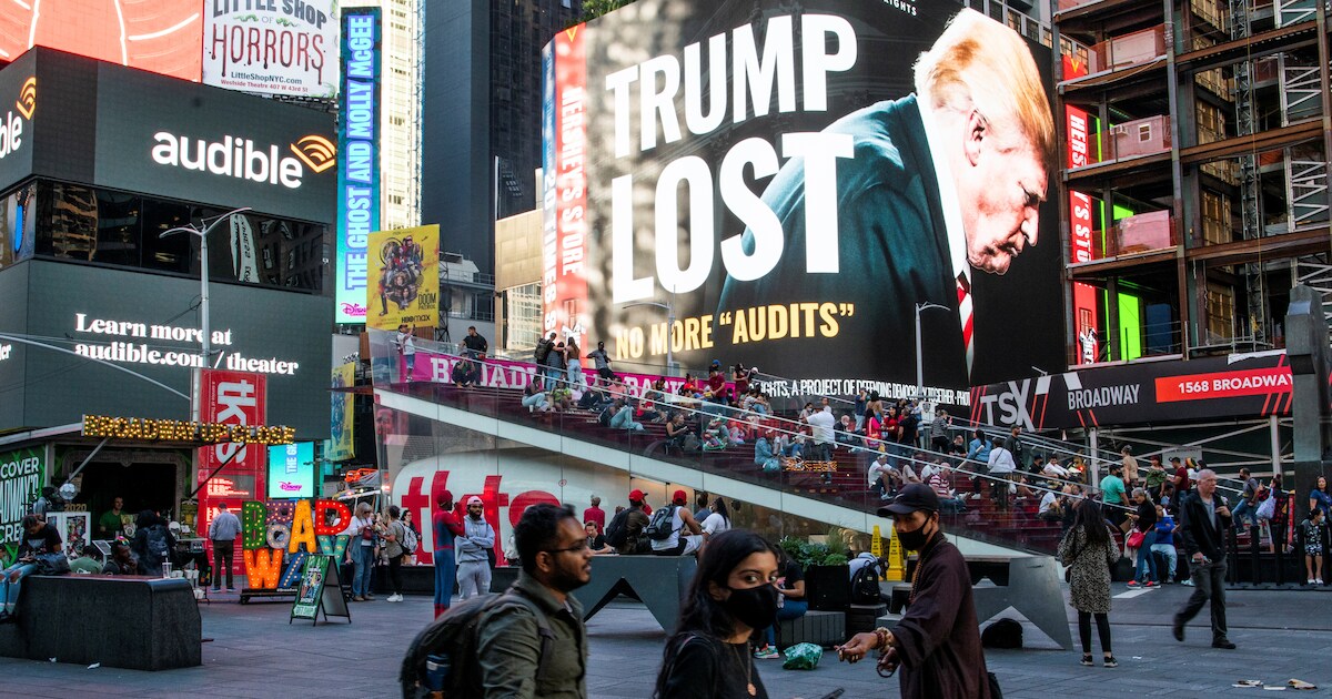 Un immense panneau installé à Times Square pour demander à Donald Trump ...