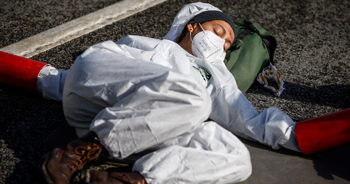 Plusieurs centaines de personnes vont passer la nuit devant les sites ...