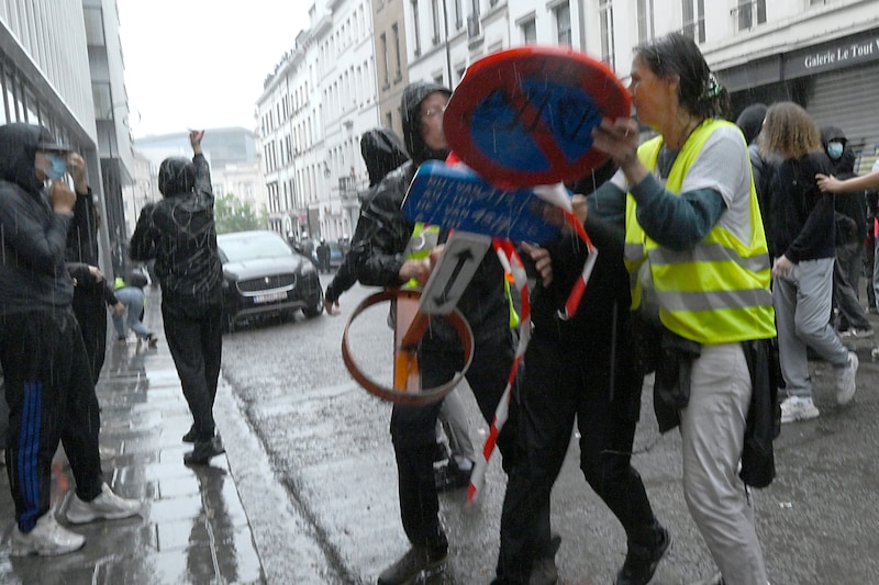 Ciblée par des jets de pierres et de panneaux de signalisation, la ...