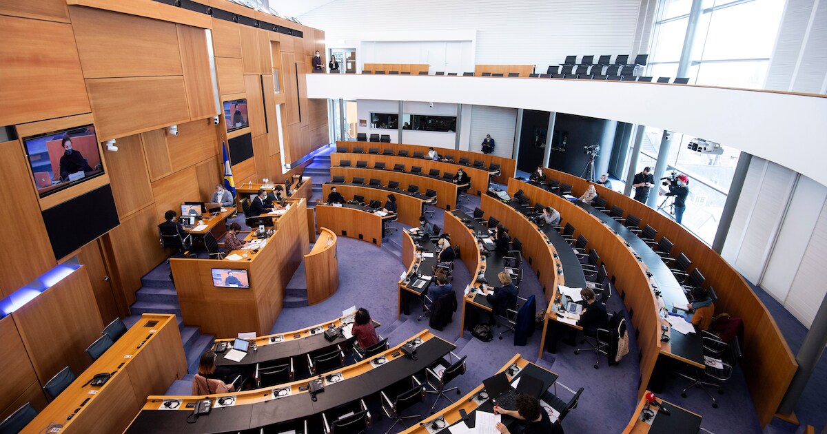 “Vous mentez”: un lanceur d'alerte sème la zizanie au Parlement ...