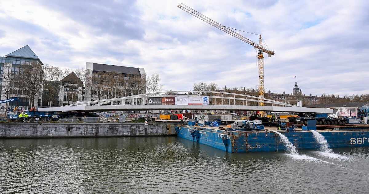 Le pont Suzan Daniel est mis en place au-dessus du canal de Bruxelles ...
