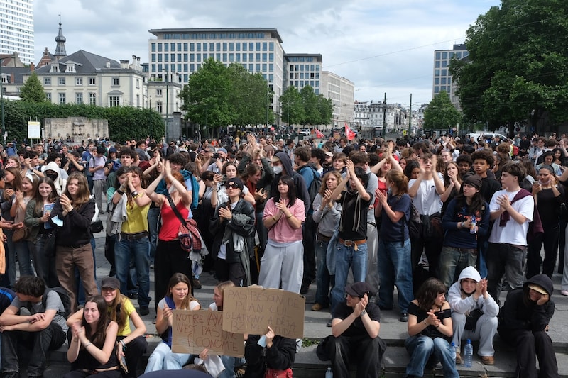 Les manifestants ont quitté la place Poelaert et se dirigent vers la ...