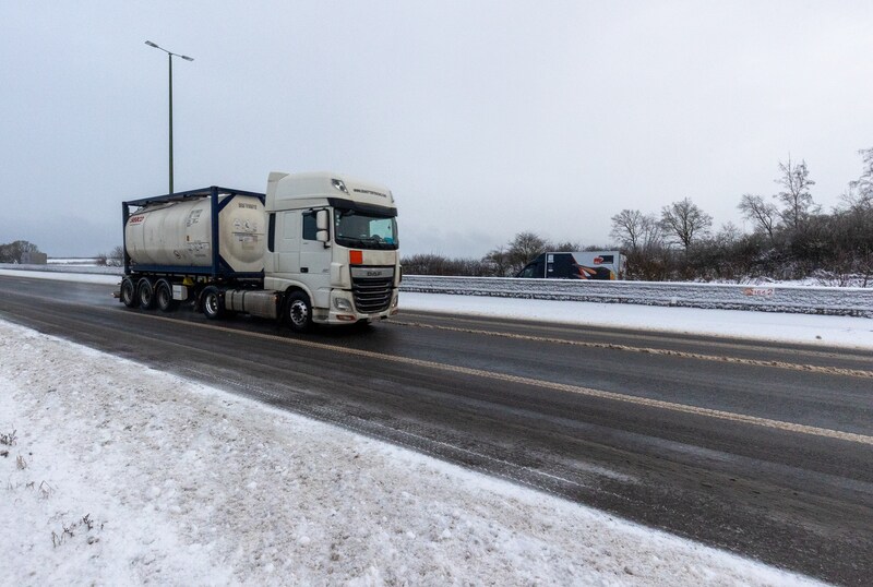 La neige provoque le chaos sur l’E411: l’autoroute fermée à plusieurs ...