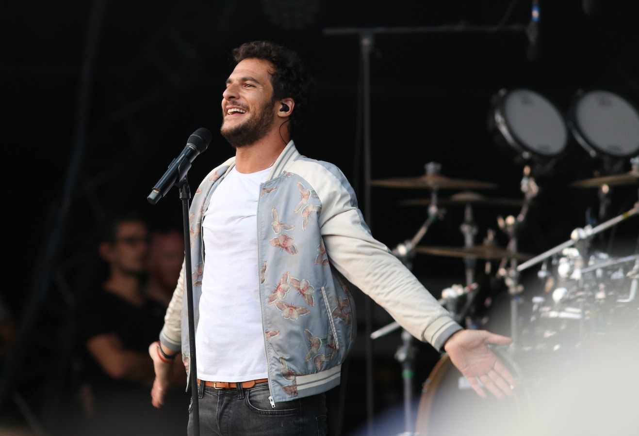 Dix artistes contestent la venue d’Amir aux Francofolies de Spa: les ...