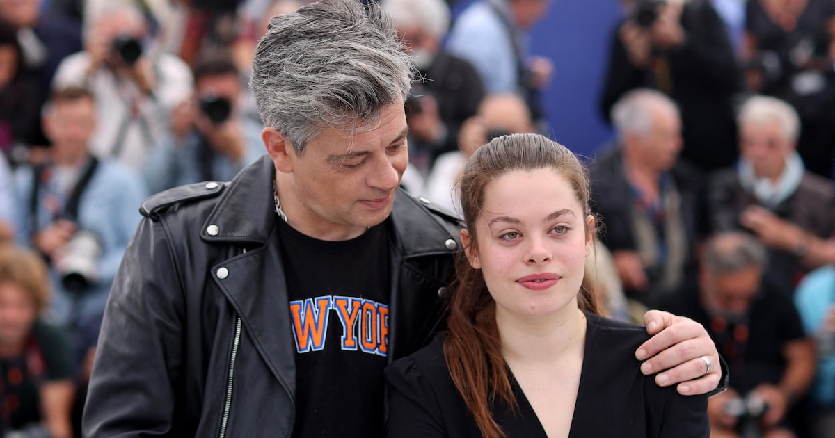 Benjamin Biolay accompagne sa fille Anna pour ses premiers pas sur le ...