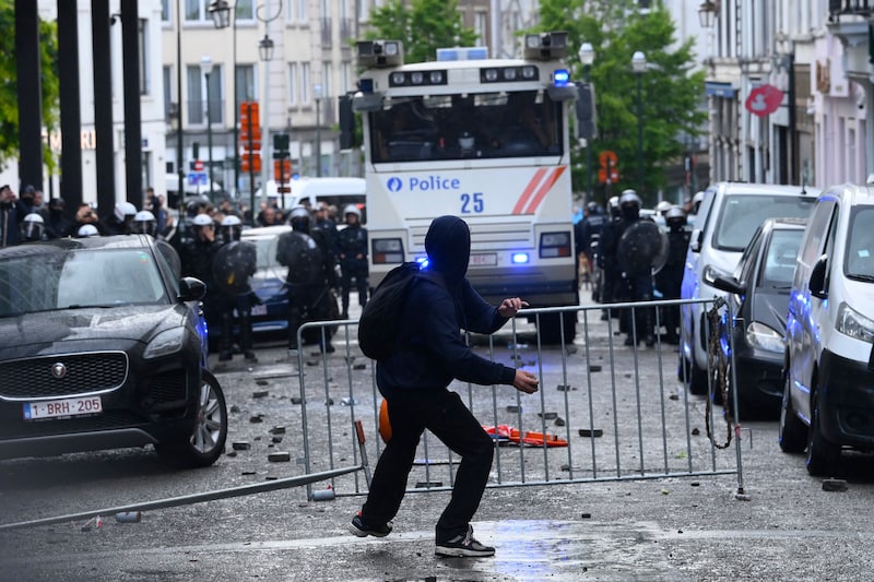 Ciblée par des jets de pierres et de panneaux de signalisation, la ...