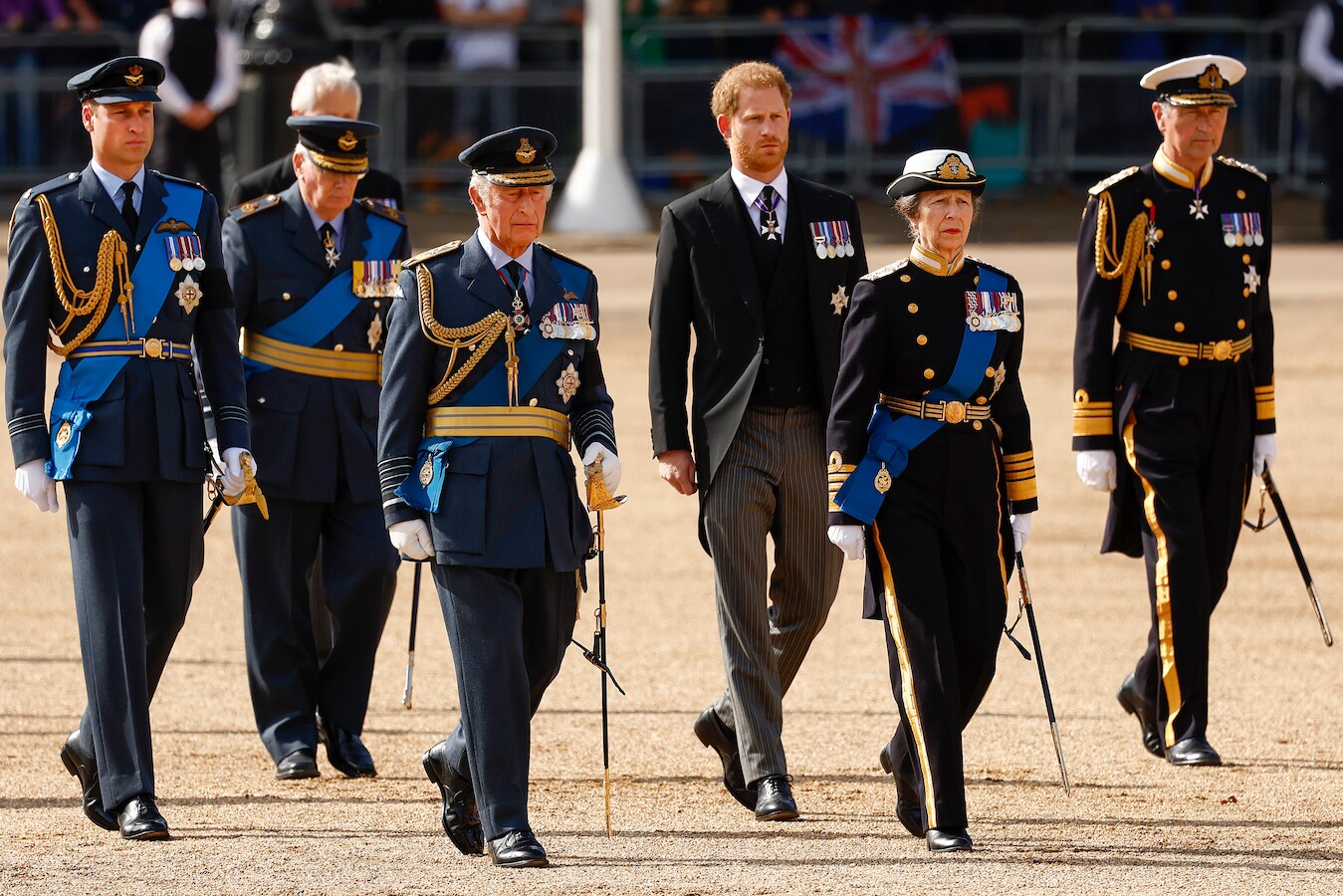 Charles III a informé Harry du décès de sa grand-mère seulement cinq ...
