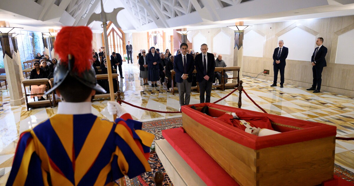 Le corps du pape a été embaumé et maquillé pour résister à la chaleur ...