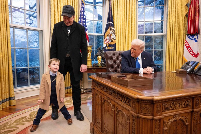 Alors qu'Elon Musk rend visite à Trump, son fils lui vole la vedette dans le Bureau ovale ...