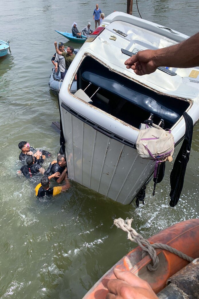 Un bus tombe d'un ferry et plonge le Nil en Égypte: au moins dix morts | Monde | 7sur7.be
