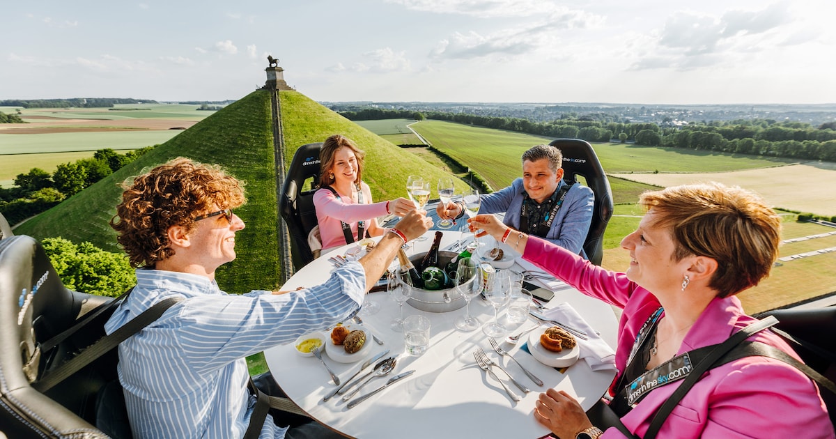 Un dîner suspendu avec vue sur la butte du Lion de Waterloo: “Dinner in ...
