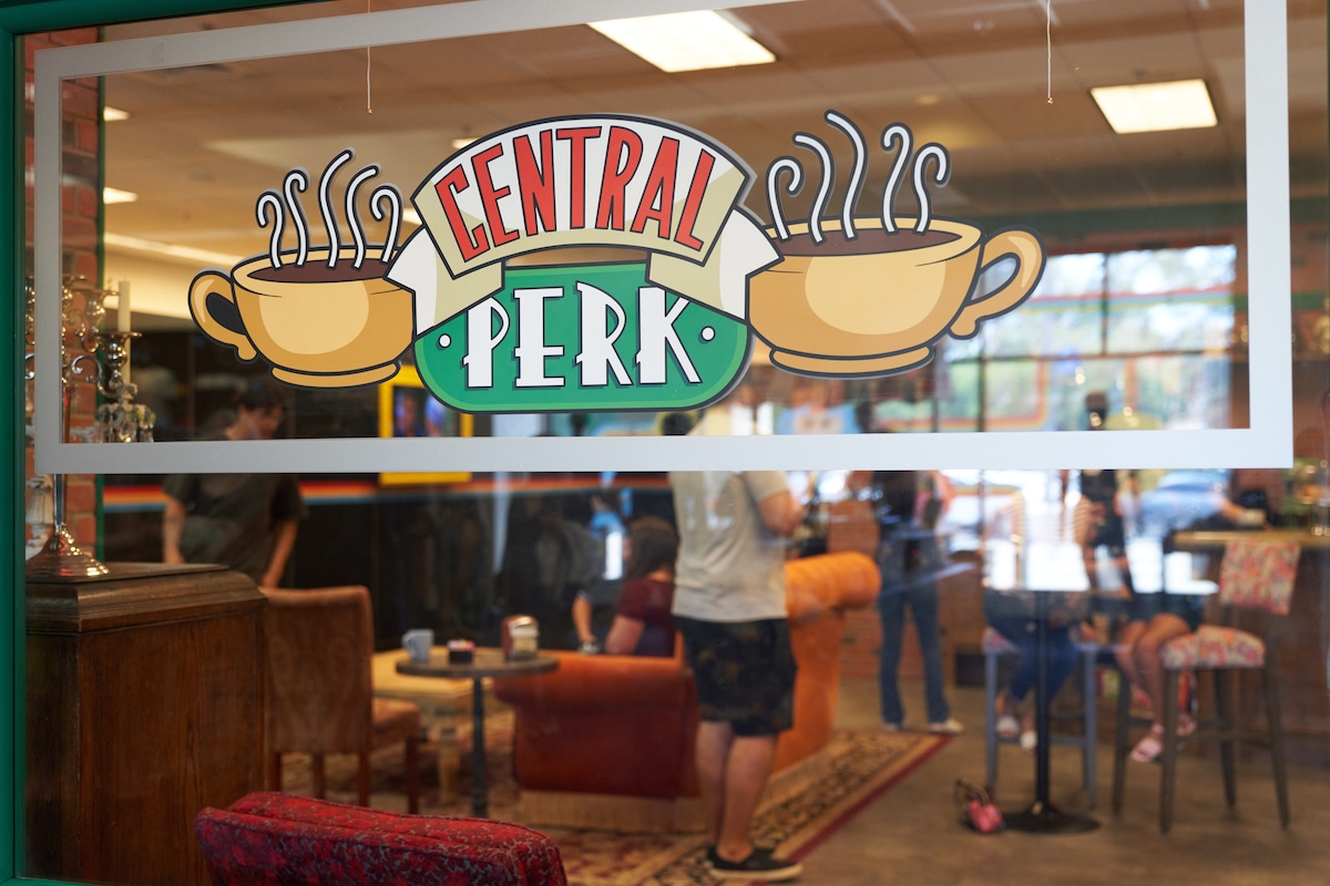 Le Central Perk, café emblématique de la série “Friends”, va ouvrir à ...