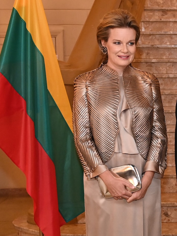 La tenue dorée de la reine Mathilde fait sensation outre-Manche ...