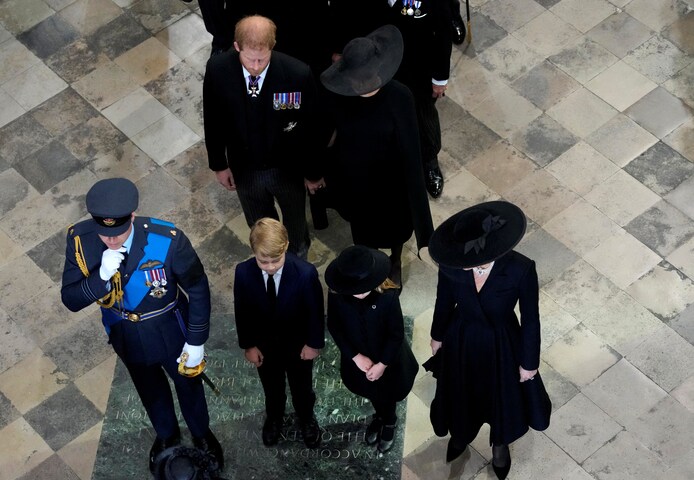 Kate et Meghan marchent côte-à-côte derrière le cercueil de la Reine ...