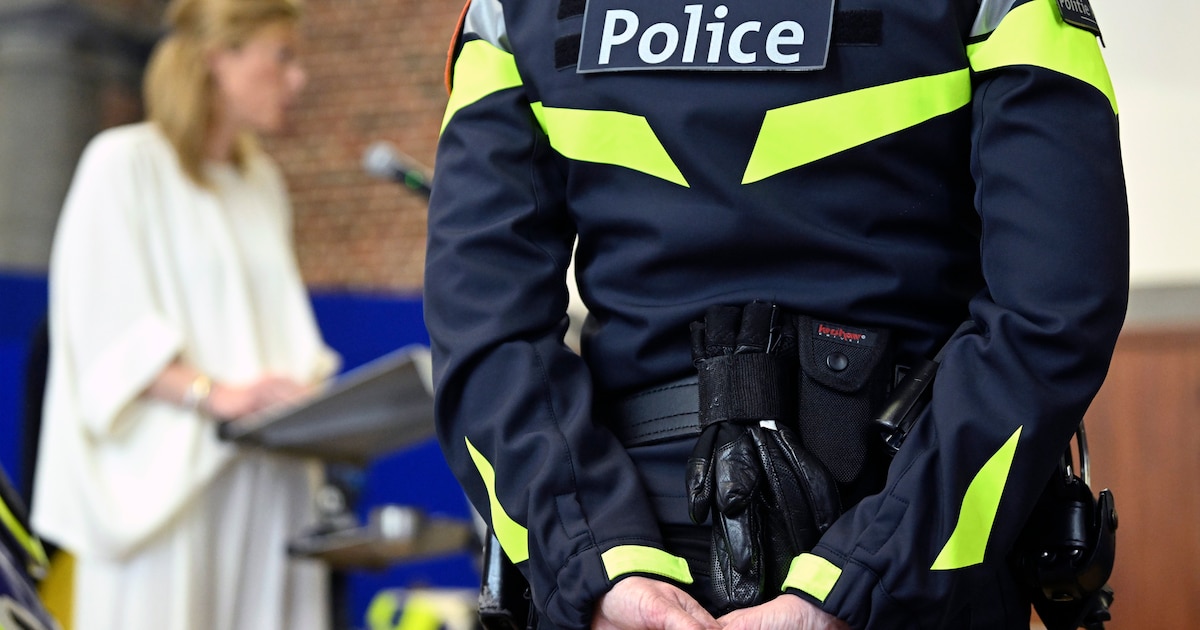 Une copie du prochain uniforme de la police déjà en vente sur ...