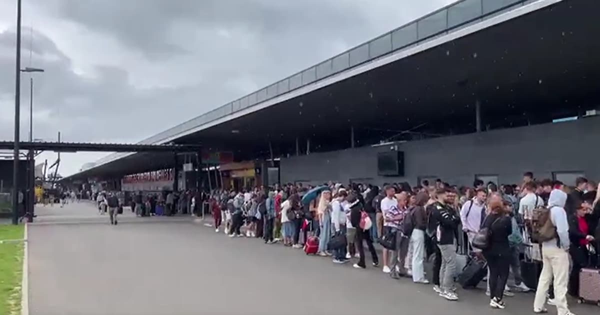 Affluence extrême à l’aéroport de Charleroi: les passagers attendent à ...
