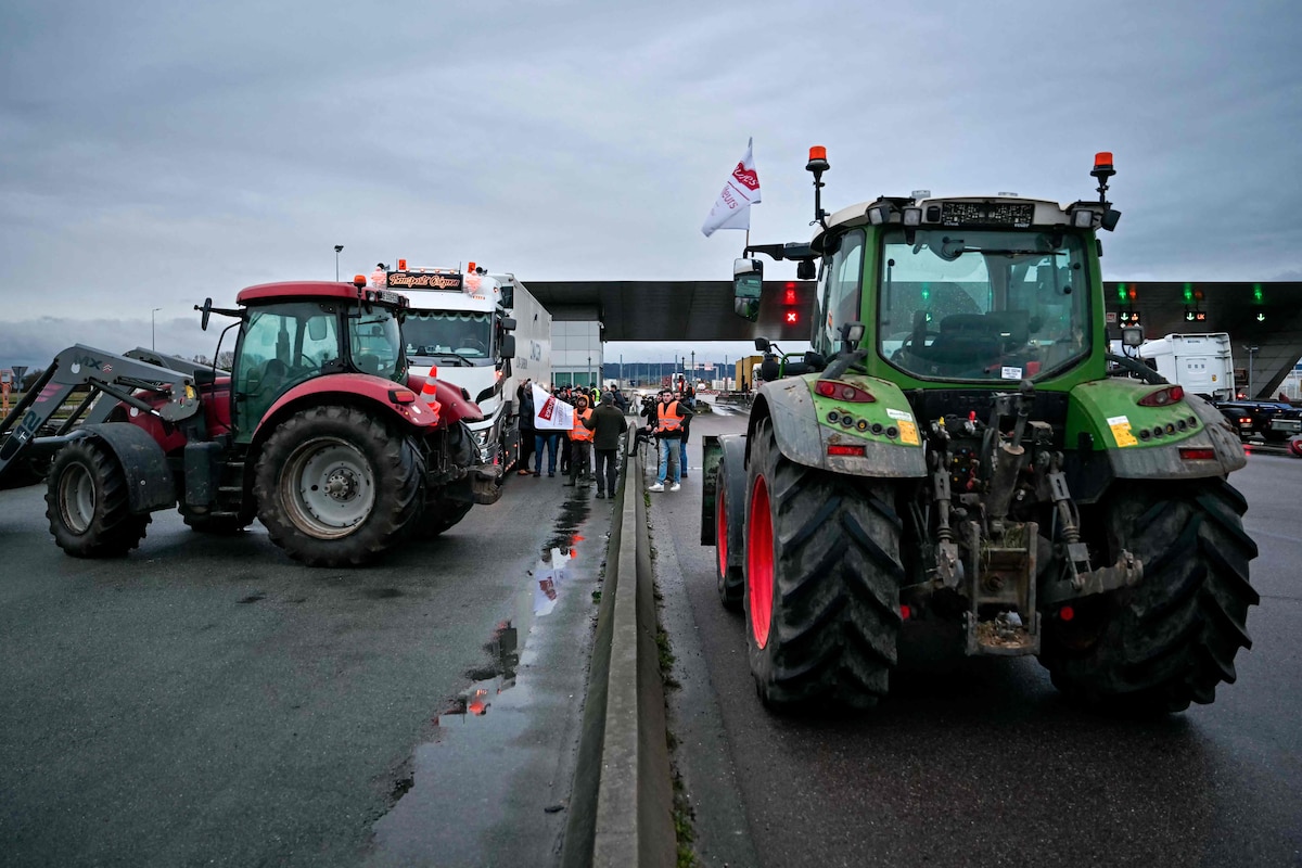 Un barrage filtrant mis en place par des agriculteurs à la frontière ...