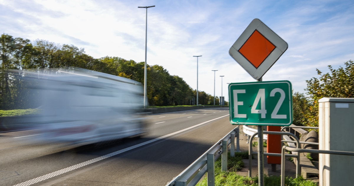 Un automobiliste fait demi-tour sur l'E42 en direction de Namur | 7sur7.be