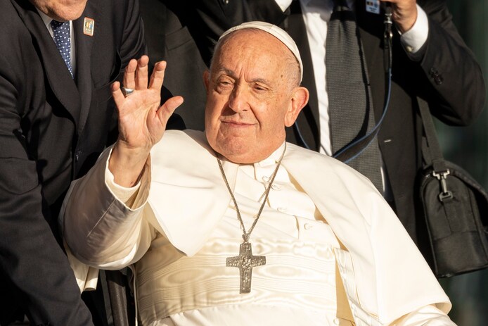 Le pape François répond bien aux soins et sa santé s'améliore ...