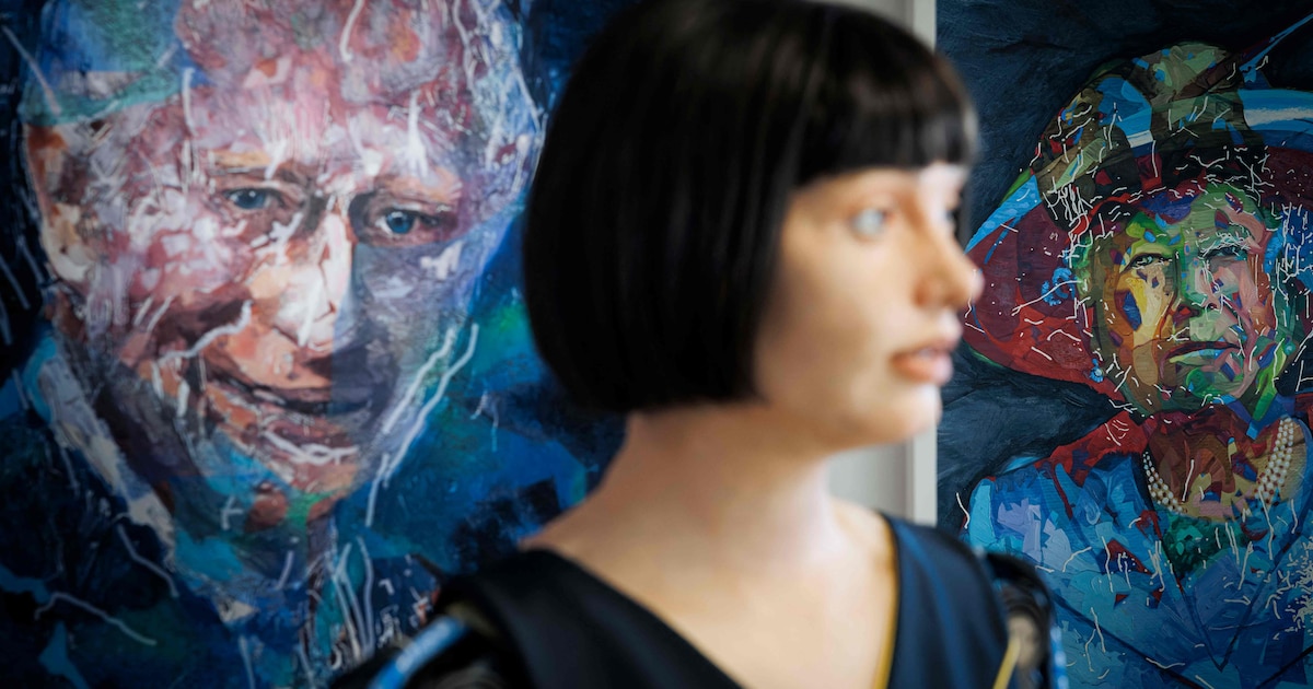 Ce portrait du roi Charles a été peint par un robot... qui promet de ne “pas remplacer les ...