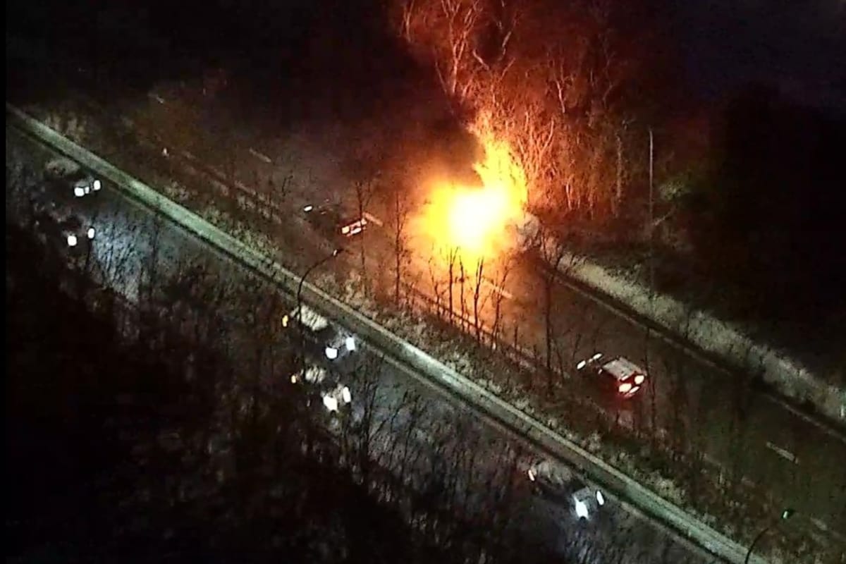 Une camionnette bpost prend feu sur l’A8 à Halle | 7sur7.be