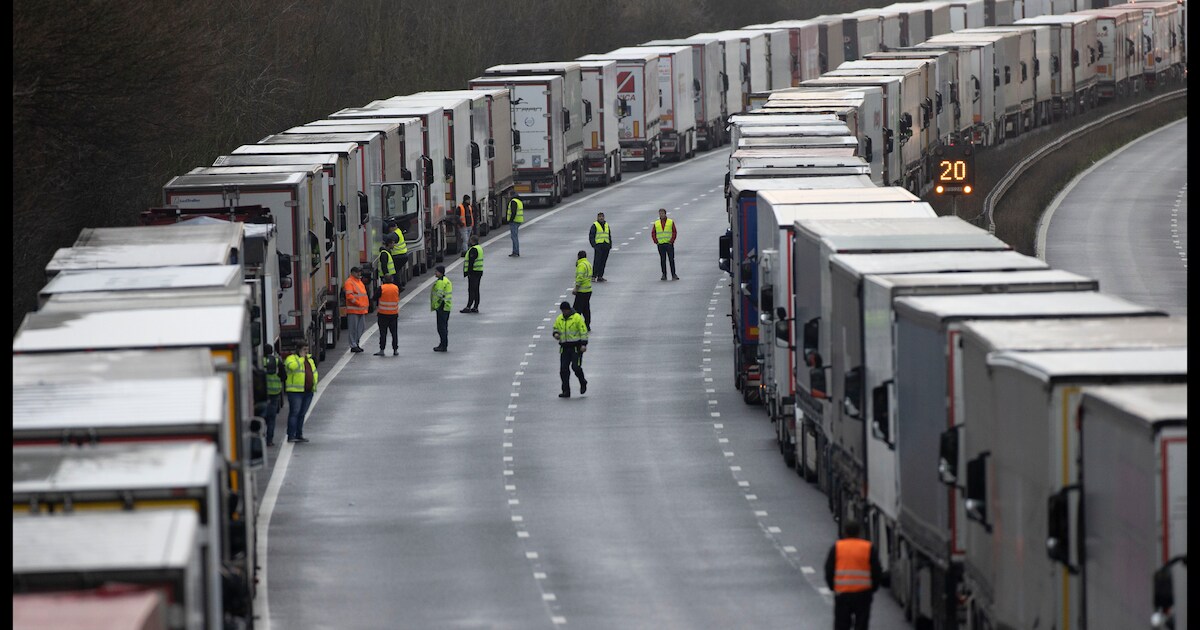 D'interminables files de camions attendent de pouvoir quitter la Grande ...