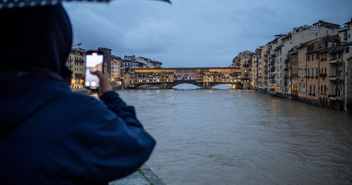 Le danger s’éloigne pour Florence, menacée par les inondations | Monde ...