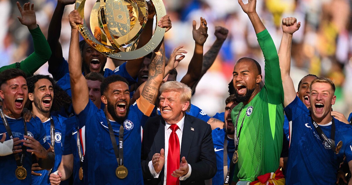 Trump, hué par une partie du public, s’invite sur le podium pour ...