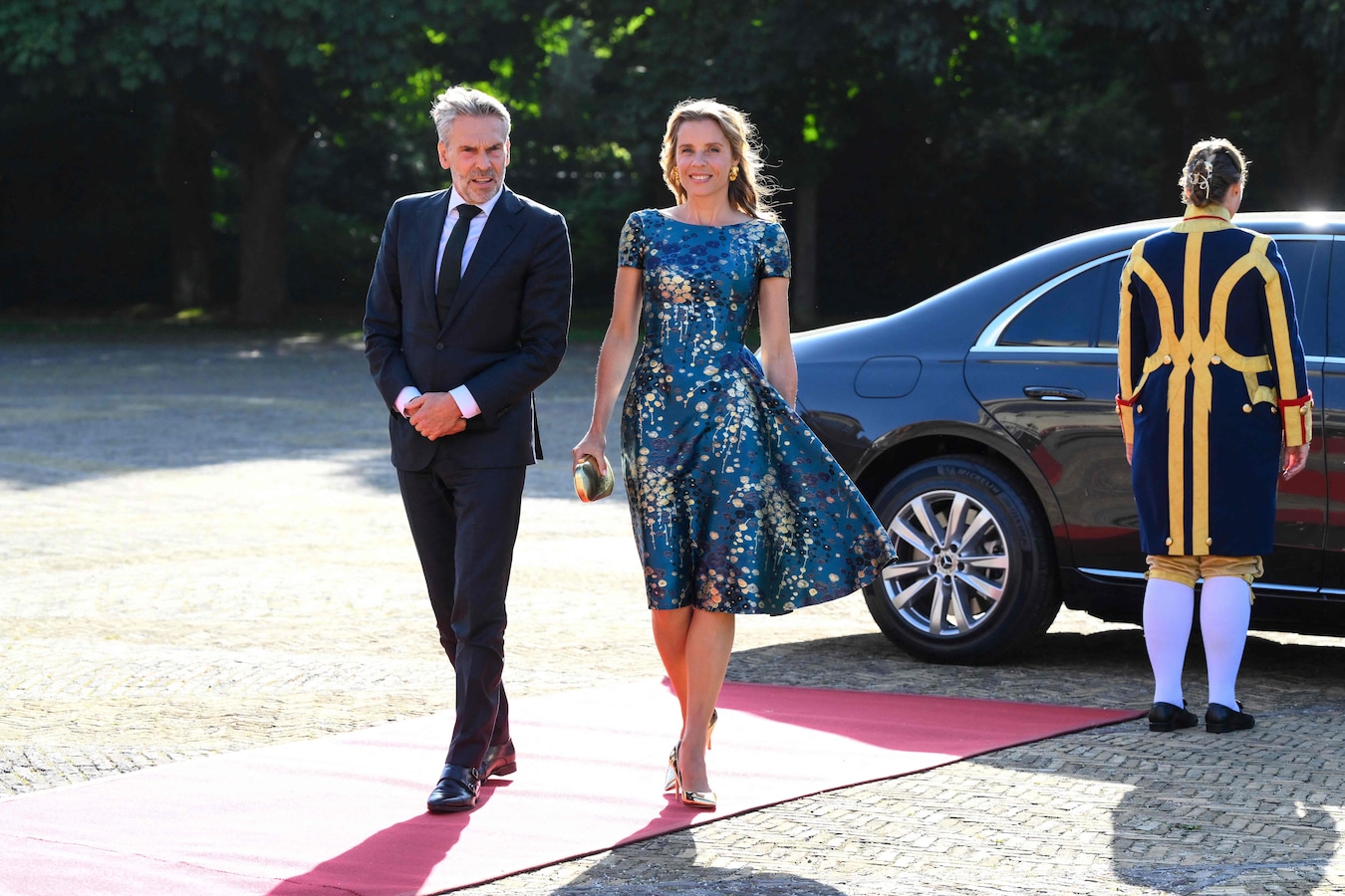 Les dirigeants de l’OTAN arrivent au dîner organisé par le couple royal ...