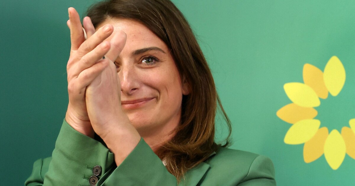 En France, la cheffe des écologistes Marine Tondelier officiellement ...