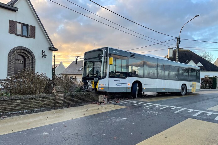 Un bus De Lijn dérape et finit sa route dans un jardin | Faits divers | 7sur7.be