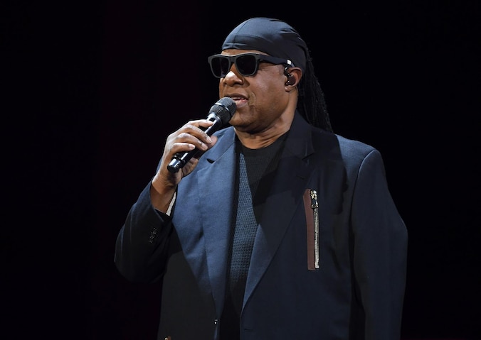 En plein concert, Stevie Wonder annonce qu’il va subir une greffe de ...