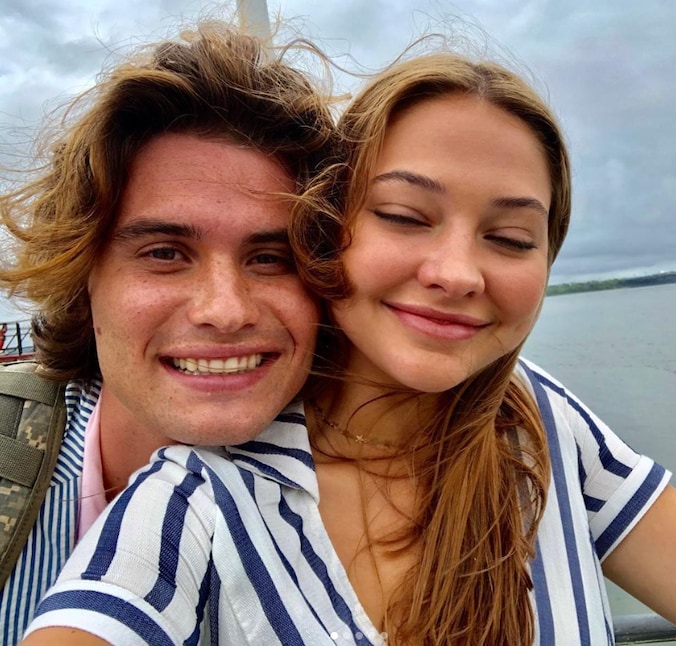 Deux acteurs de la série Netflix “Outer Banks” officiellement en couple ...