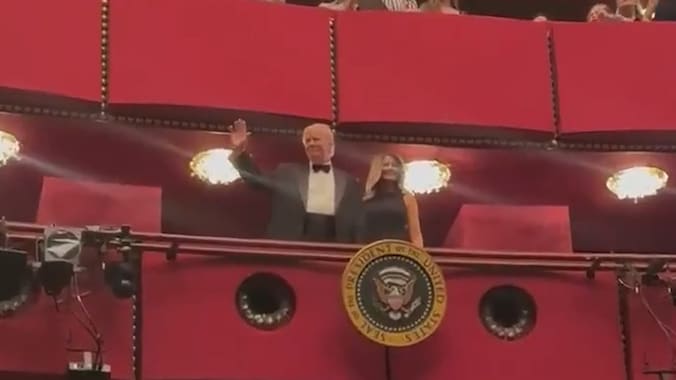 Trump copieusement hué alors qu’il assistait à une représentation des ...