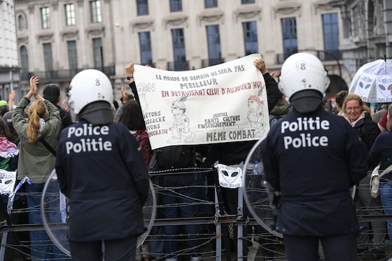 Yvan Verougstraete pris à partie par des manifestants, la séance ...
