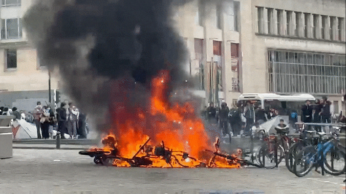 Les manifestants ont quitté la place Poelaert et se dirigent vers la ...