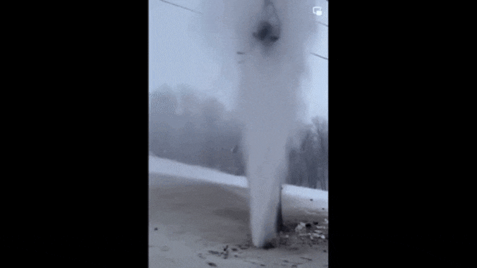 Une conduite d’eau crée un geyser et blesse des skieurs sur un ...