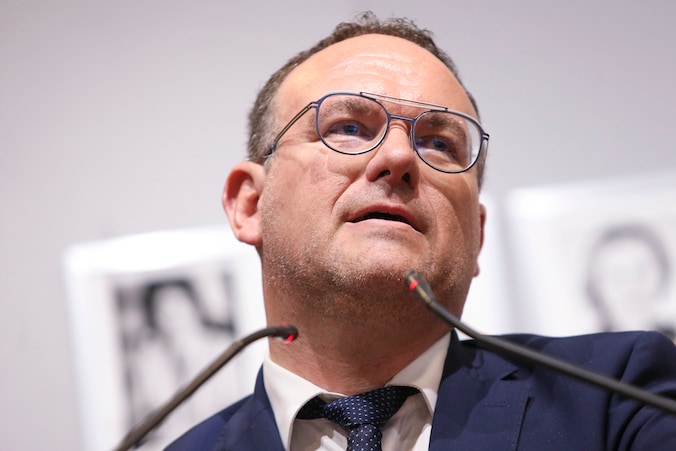 Le ministre français Damien Abad confronté à des accusations de viols ...