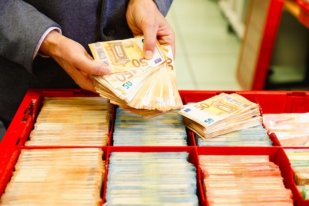 Visite dans le cash center, le nouveau coffre-fort de la Banque ...