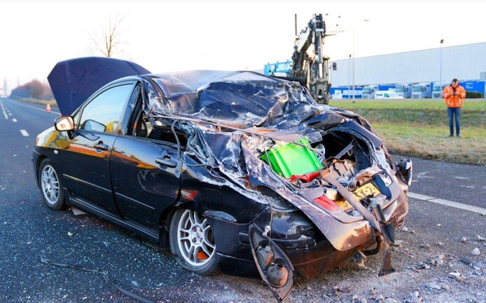 Voitures en feu et route fermée: un camion sème le chaos sur une ...