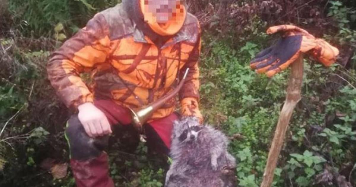 La photo de Loïc avec un raton laveur mort scandalise les réseaux ...