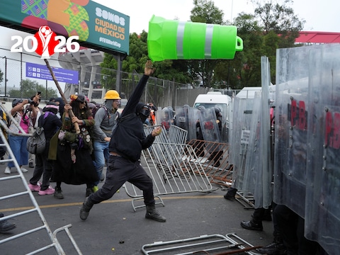 Scènes de chaos à l’extérieur du stade Azteca, la police visée par des ...