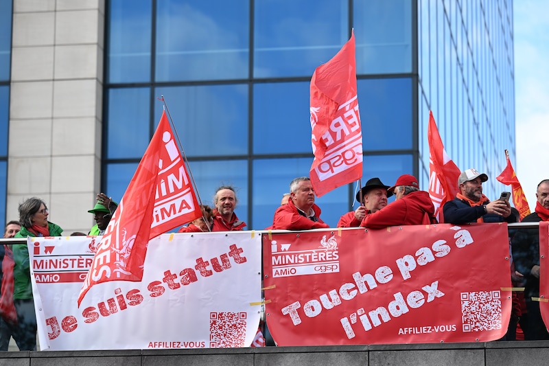 LIVE: Des milliers de manifestants affluent sur le boulevard roi Albert ...
