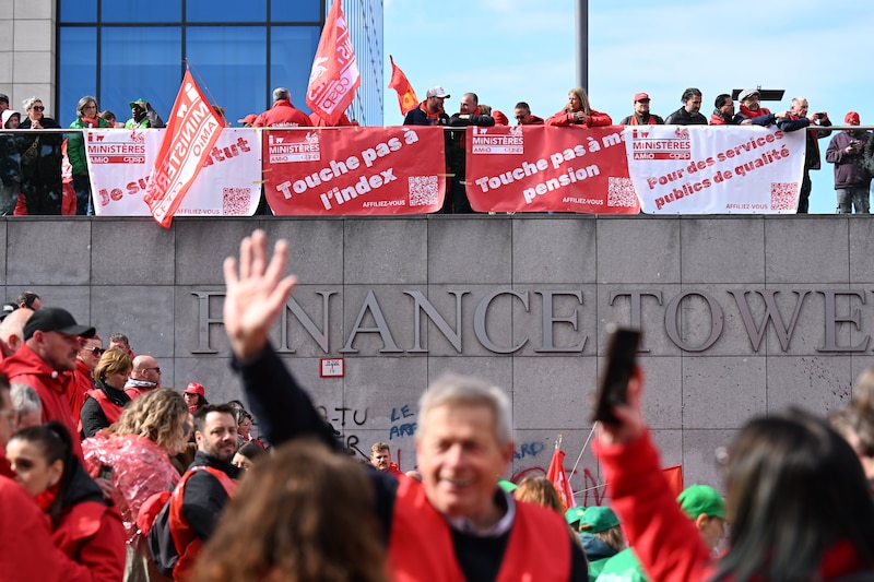 LIVE: Des milliers de manifestants affluent sur le boulevard roi Albert ...